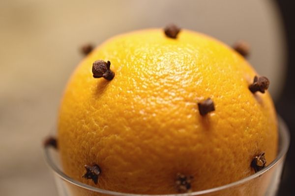 Pourquoi Planter des Clous de Girofle dans une Orange