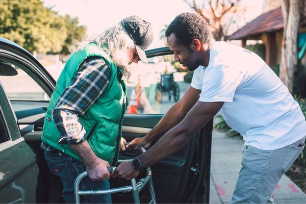 25 Façons d'Aider les Autres (Et de Vous Sentir Plus Heureux et Utile).