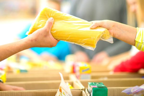 25 Façons d'Aider les Autres (Et de Vous Sentir Plus Heureux et Utile).