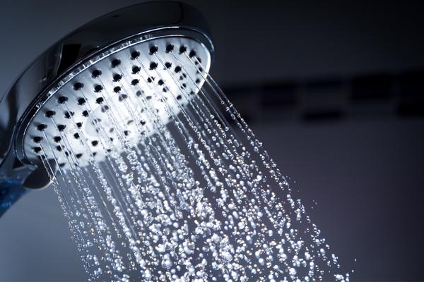 Quand Faut-il Se Doucher ? Le Matin Ou le Soir ? La Réponse Scientifique.