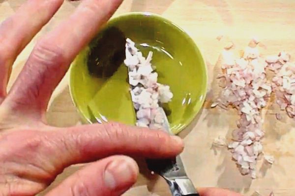 L'Astuce Pour Émincer des Échalotes (En Tout Petits Morceaux) en 2 Min.