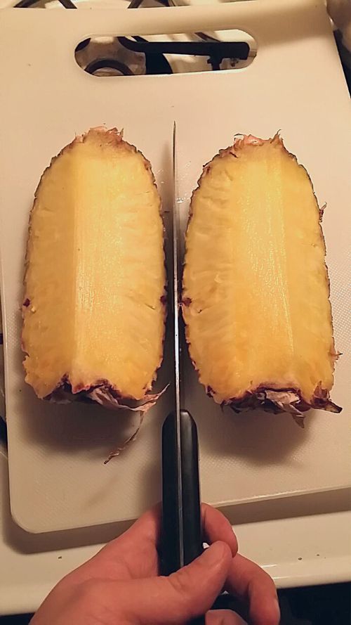 L’Astuce Pour Couper un Ananas Proprement en Seulement 2 Min.