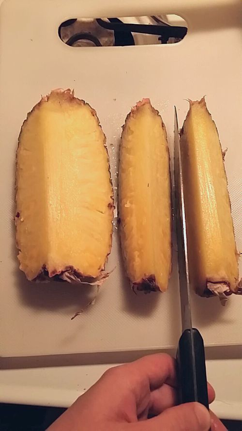 L’Astuce Pour Couper un Ananas Proprement en Seulement 2 Min.