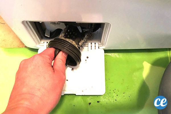 Comment Nettoyer le Filtre de la Machine à Laver (Sans en Mettre Partout). Comment Nettoyer le Filtre de la Machine à Laver (Sans en Mettre Partout).