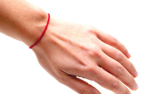 Quelle est la signification du fil rouge autour du poignet