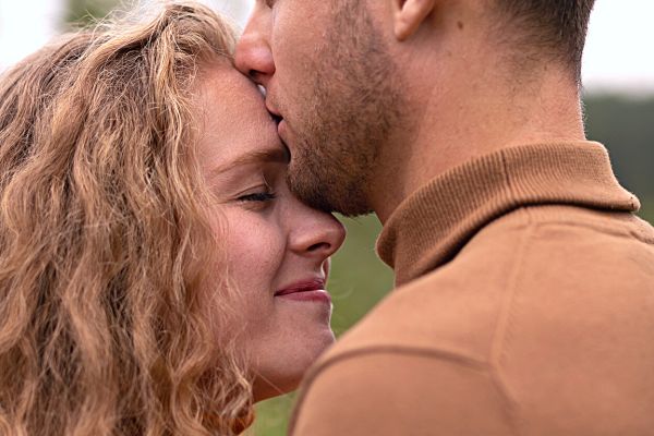La signification des bisous sur le front