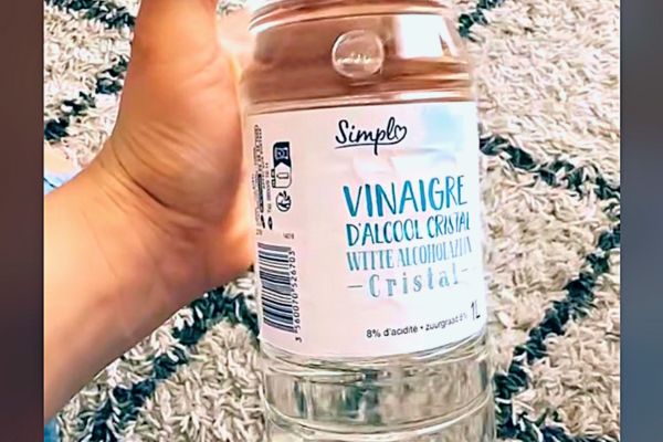 Le Vinaigre Blanc Pour Éliminer la Mousse sur le Goudron.