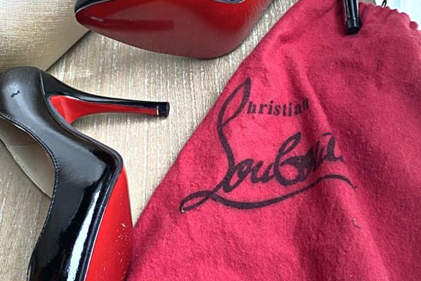 Pourquoi les Chaussures Louboutin Ont une Semelle Rouges