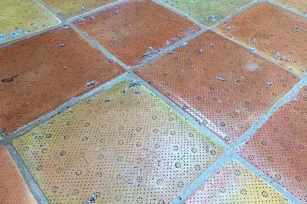 Sol qui Colle : Comment le Nettoyer Facilement.