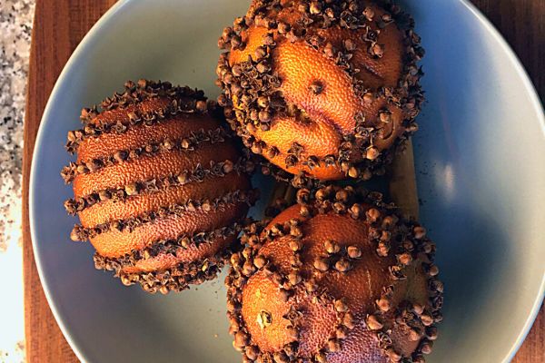 Pourquoi Planter des Clous de Girofle dans une Orange