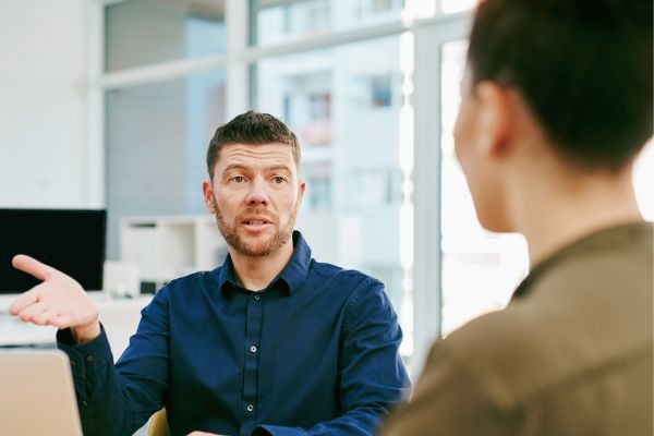 Engager une conversation : 11 Astuces Pratiques et Efficaces.