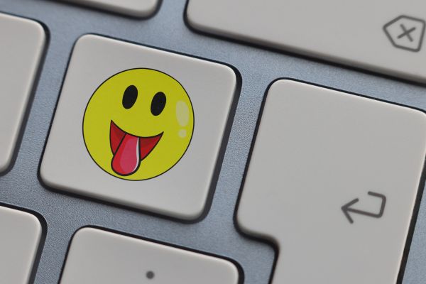 Emoji Mort de Rire : Signification et Comment l'Utiliser en Conversation.