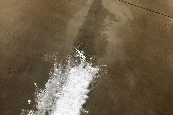 J’ai Fait Tomber de l’Huile sur le Sol : Comment Nettoyer Ça Facilement