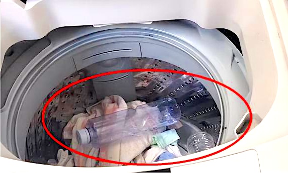 Pourquoi faut-il mettre une bouteille en plastique dans la machine à ...