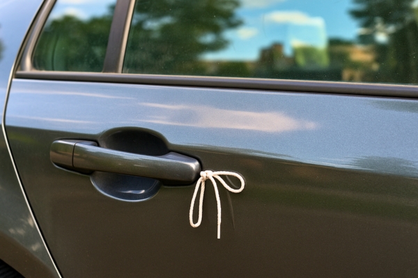 Voir un fil attaché à la poignée d’une portière de voiture : ce que ...