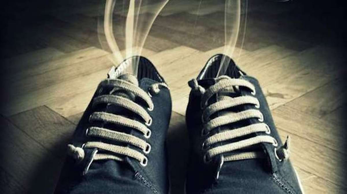 2 Trucs Ultra Efficaces Pour En Finir Avec les Mauvaises Odeurs Dans les Chaussures.