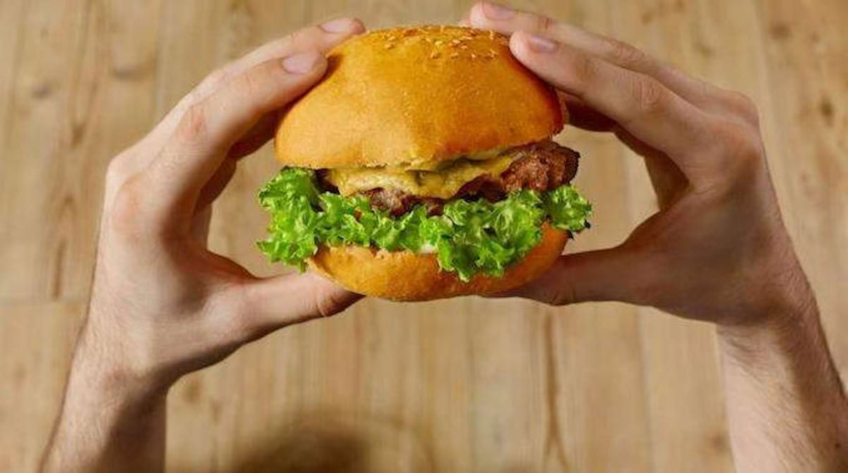 La Meilleure Méthode pour Manger un Gros Burger Facilement.
