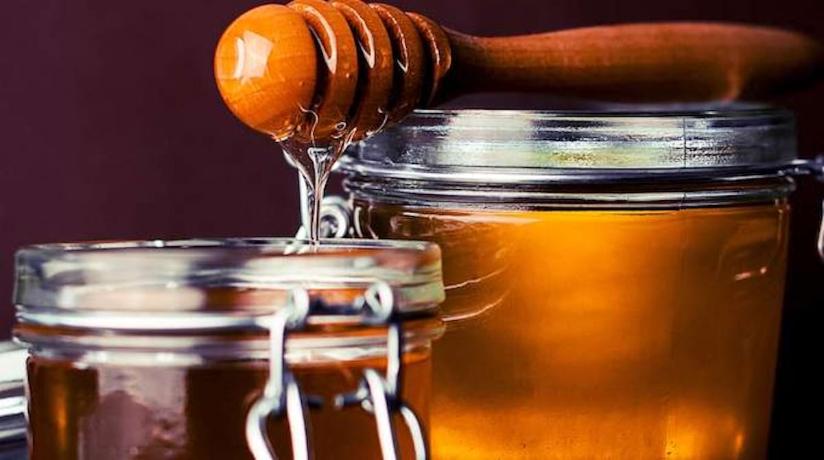 Comment se servir du miel sans en mettre partout sur la table