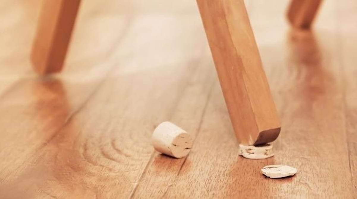 L'Astuce Idéale Pour Stabiliser un Meuble Bancal.